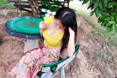 Galeri Foto Model Seksi Pakai Kemben 3 Pixie