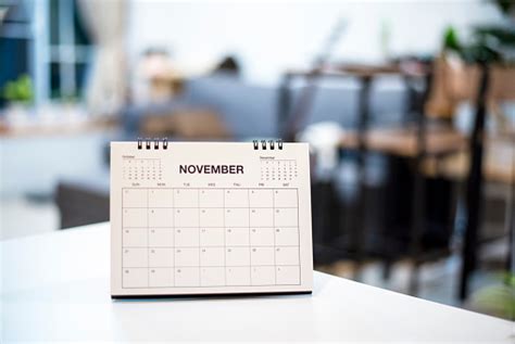 거실에 있는 학생 나무 책상에 놓인 데스크톱 캘린더는 기획자가 매일 매달 목조 테이블에 매일 약속을 계획할 수 있는 캘린더입니다 캘린더 배경 개념입니다 0명에 대한 스톡