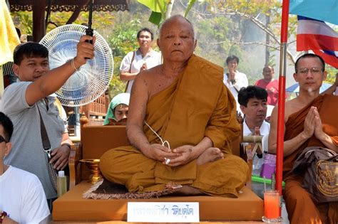 ตะกรุดคู่ชีวิต ล็อคเก็ตจีวรเกศา รวมสุดยอดวัตถุมงคล หลวงพ่อวิชา รติยุตโต วัดศรีมณีวรรณ จ ชัยนาท