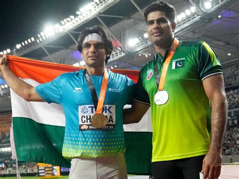 Neeraj Chopra Arshad Nadeem Viral Video World Athletics 2023 Pak एथलीट ने तिरंगे के साथ फोटो