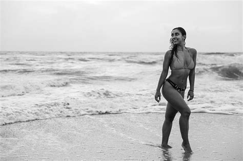 그녀의 어깨 너머로 보고 웃 고 여자의 흑인과 백인 이미지 20 29세에 대한 스톡 사진 및 기타 이미지 20 29세 갈색 머리 물가 Istock