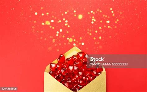 빨간 배경에 열린 봉투에서 유리 하트가 쏟아져 나온다 발렌타인 데이 러브 레터 사랑의 선언 지인 복사 공간 모의 2명에 대한