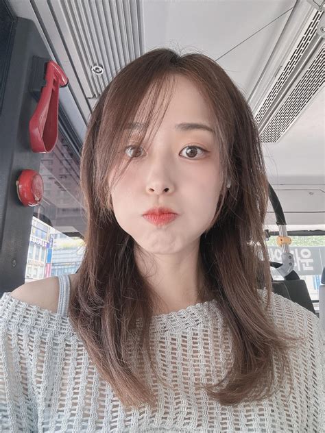 나는 나를 좋아하는 사람들의 특징을 알아 완벽하지 않고 조금 부족해도 부족한 대로의 인간미를 좋아하고 있어도 언제나 겸손하고 없으면 성장하려 노력하며 가진 걸로 사람 나누지