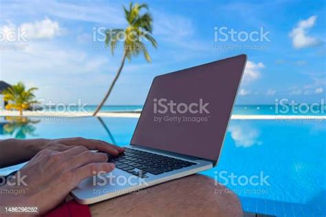 노트북을 들고 여름철에 해변의 수영장 근처에서 밝고 경치 좋은 전망을 감상하며 원격으로 달리는 유목민 디지털 개념에 대한 스톡 사진 및 기타 이미지 Istock