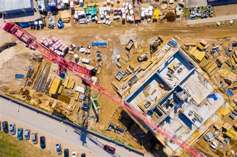 타워 리프팅 크레인의 공중 보기와 도시에서 건설 중인 고층 아파트 주거 용 건물의 콘크리트 프레임 도시 개발 및 부동산 성장 개념 건물 외관에 대한 스톡 사진 및 기타