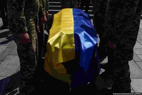 Український прапор і люди які його захищають фотосвідчення воєнкора Радіо Свобода