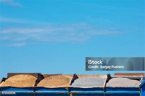 푸른 하늘에 대 한 컨테이너에 시멘트의 생산에 대 한 구성 요소입니다 공장 산업 건물에 대한 스톡 사진 및 기타 이미지 공장 산업 건물 콘크리트 혼합 Istock