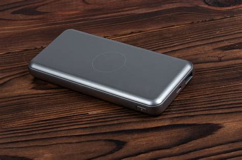 나무 배경에 모바일 장치를 충전 하기 위한 전원 은행입니다 모바일 장치용 외부 배터리 0명에 대한 스톡 사진 및 기타 이미지 0명 Usb 케이블 개념 Istock