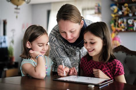 집에서 디지털 펜을 사용하여 디지털 태블릿에 그림을 그리는 어머니와 딸 3 명에 대한 스톡 사진 및 기타 이미지 3 명 가정 생활 가정의 방 Istock
