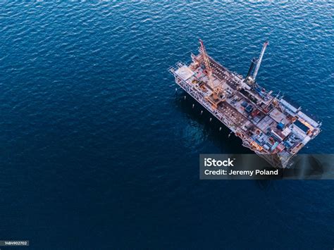 헌팅턴 비치 해안에서 해질녘 석유 굴착 장치 위의 높은 각도 복사 공간 보기 0명에 대한 스톡 사진 및 기타 이미지 0명 Organization Of The