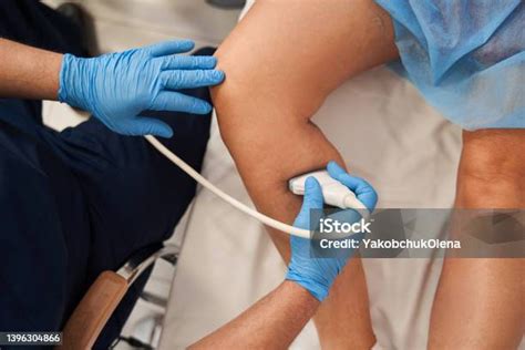 여성을위한 초음파 치료를하면서 특수 장치를 들고 보호 장갑을 착용 한 의사 초음파에 대한 스톡 사진 및 기타 이미지 초음파 정맥 다리 신체 부분 Istock