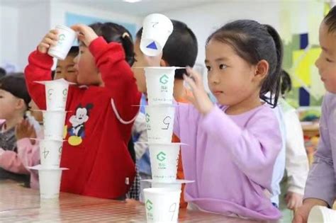 齐龙幼儿园开展纸杯搭搭乐活动 进行 合作 挑战