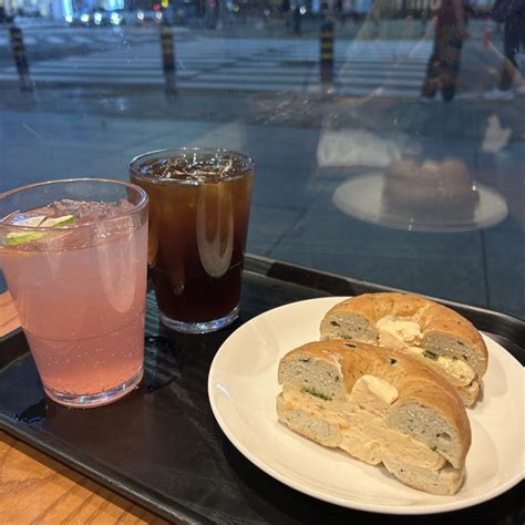 스타벅스 인기메뉴 추천 바질토마토 크림치즈 베이글 가격 칼로리 피치딸기 피지오 솔직후기 네이버 블로그