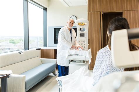 선임 의사는 아기를 검사하는 동안 알아볼 수 없는 새 엄마 질문을 합니다 2명에 대한 스톡 사진 및 기타 이미지 2명 35 39세 70 79세 Istock