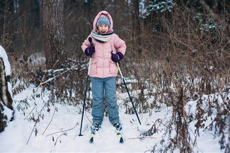 겨울 눈 덮인 숲에서 스키를 타는 행복한 어린이 소녀 야외에서 휴가를 보내고 있습니다 활동적인 겨울 스포츠 1월에 대한 스톡 사진 및 기타 이미지 Istock
