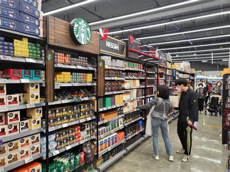 머그컵에 마시면 매장에 온 듯 집에서 즐기는 스타벅스·폴바셋