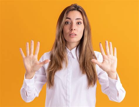 Портрет хорошенькой молодой девушки Бесплатно Фото