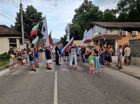 Пореден протест срещу преминаването на камиони през Петрохан блокира Бързия