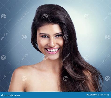 Ela Deixa O Cabelo Dela Falar Foto De Uma Linda Jovem Que Se Posiciona