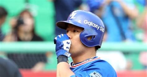 포토 강민호소사상대 홈런 축배