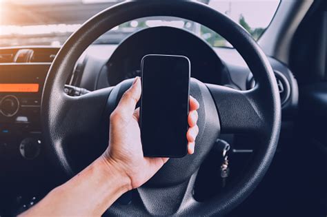 Tangan Memegang Smartphone Di Mobil Yang Diparkir Di Jalan Dan Menggunakan Smartphone Untuk