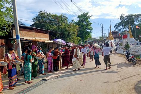 ကံမမြို့၌ မြို့လုံးကျွတ် ဆွမ်းဆန်တော်လောင်းလှူပွဲနှင့် ညောင်ရေသွန်းပ