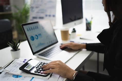 아시아 직원의 손이 사무실 작업 공간에서 숫자를 계산하고 있습니다 사진 이미지에 대한 스톡 사진 및 기타 이미지 사진 이미지 여자 회계 업무 Istock