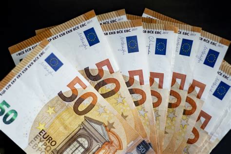 Kursy Walut Sierpnia R Ile Kosztuje Dolar Euro Frank I Funt
