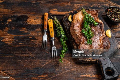 도마에 구운 척 아이 롤 쇠고기 고기 스테이크 어두운 나무 배경 맨 위 보기입니다 복사 공간 검은색에 대한 스톡 사진 및 기타 이미지 Istock