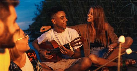 밤에 호수에서 즐기는 젊은 친구들 그들은 불 주위에 앉아 노래를 부르고 캠핑을 즐겼습니다 사진 Unsplash의 기타 이미지