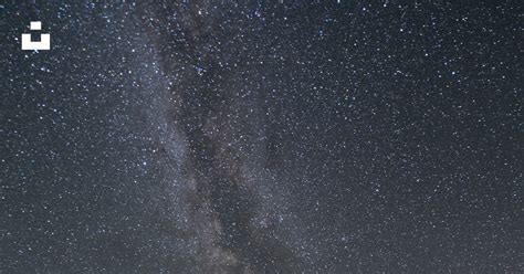 별이 가득한 밤하늘 아래 앉아 있는 텐트 한 무리 사진 Unsplash의 무료 키르기스스탄 이미지