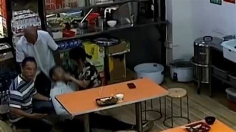 的哥吃快餐时突然抽搐食物卡喉，店主徒手抠嘴解救凤凰网视频凤凰网