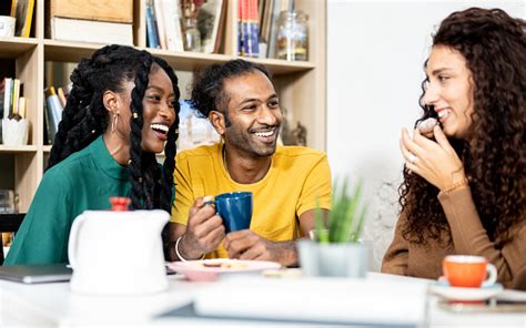 커피 바에서 술을 마시고 먹는 젊은이들 멋진 카페테리아에서 함께 이야기하고 즐거운 시간을 보내는 친구들 레스토랑 카페에서 행복한 남자와 여자와 우정 라이프 스타일 개념 3