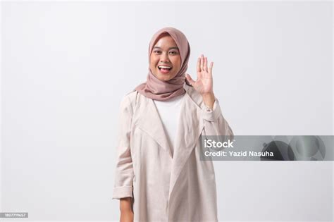 캐주얼 정장을 입은 매력적인 아시아 히잡 여성의 초상화 손을 들고 인사하고 인사하고 인사 사업가 개념입니다 흰색 배경에 고립된 이미지 여성에 대한 스톡 사진 및 기타 이미지