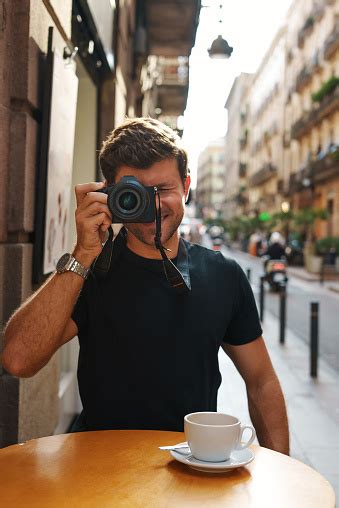 길거리 카페에 앉아있는 동안 카메라에 사진을 찍는 웃는 남자 거리에 대한 스톡 사진 및 기타 이미지 거리 관광 관광객 Istock