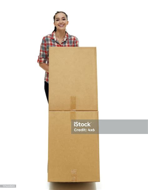 1819 세의 전체 길이정면 보기 성인 아름 다운 검은 머리긴 머리포니 테일 백인 여성젊은 여성 배달 사람수동 노동자 웃고 있는 흰색 배경 앞에서 걷는행복쾌활 한시원한 태도