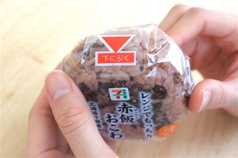 편의점 오니기리 삼각김밥 먹는 방법 누구든 예쁘게 포장을 뜯을 수 있는 꿀팁을 가르쳐드립니다 ｜ Goodie Foodie