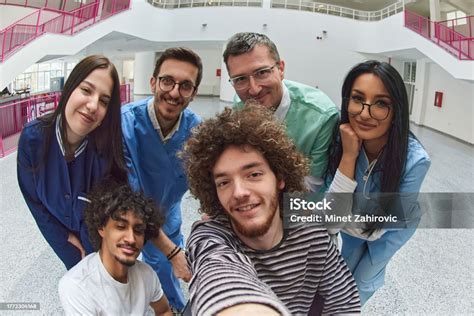 의료 전문가와 의사로 구성된 팀이 휠체어를 탄 환자와 셀카를 찍으며 의료 분야의 포용성 지원 연민을 상징하는 즐거운 순간을 포착합니다 셀카에 대한 스톡 사진 및 기타 이미지