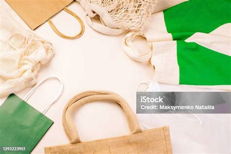 Eco Bagszero는 저장을위한 Tring 및 캔버스 백으로 최소한의 구성을 낭비합니다 폐기물 제로 환경 친화적 인 쇼핑 상단보기 플랫 레이 배경에 에코 가방의 다양성