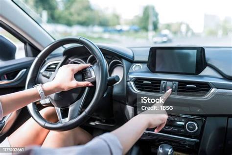 클로즈업 여성의 손에는 비상 정지 버튼 치수 켜기 도로에서의 사고가 포함되어 있습니다 도시에서 여름에 자동차의 내부 고속도로에서 경보 및 사고 개념에 대한 스톡 사진 및