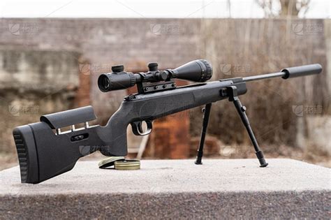 黑色聚合物框架现代气枪与光学在室外的桌子上素材 花瓣网