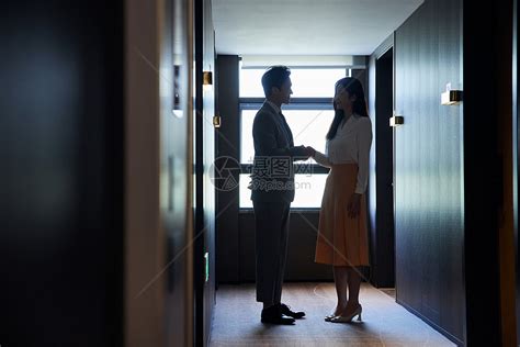 出差白领酒店走廊洽谈商务形象高清图片下载 正版图片506956675 摄图网