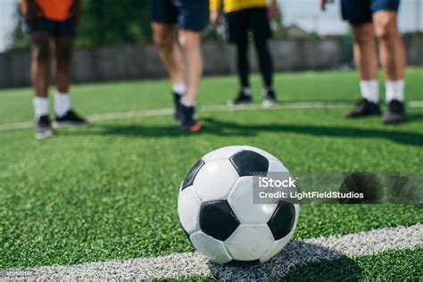 축구 공 및 녹색 축구장에 다문화 노인 남자의 선택적 초점 경기 스포츠에 대한 스톡 사진 및 기타 이미지 경기 스포츠 경쟁 남자 Istock