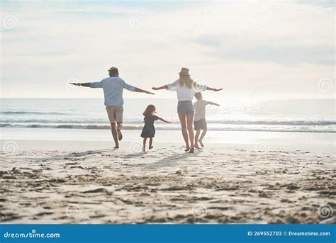 Onze Kleintjes Houden Ons Op Onze Tenen Foto Van Een Gelukkig Jong Koppel Met Een Speelse Dag