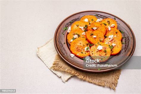 소금에 절인 치즈와 허브를 곁들인 구운 호박 건강한 채식 간식 빈티지 냅킨 돌 콘크리트 배경 0명에 대한 스톡 사진 및 기타 이미지 Istock