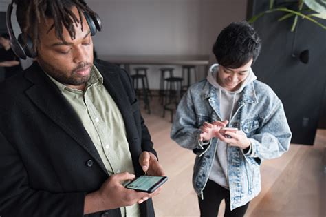 스마트 폰에 대 한 얘기를 아프리카계 미국인 및 혼합 인종 사람들 2명에 대한 스톡 사진 및 기타 이미지 2명 공용실 기업 재무와 산업 Istock