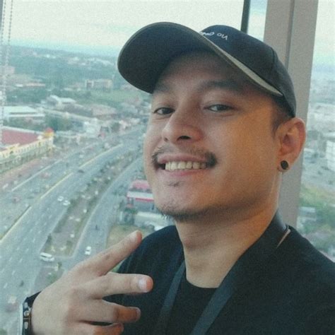 El Liu Yow Elly Threads Say More