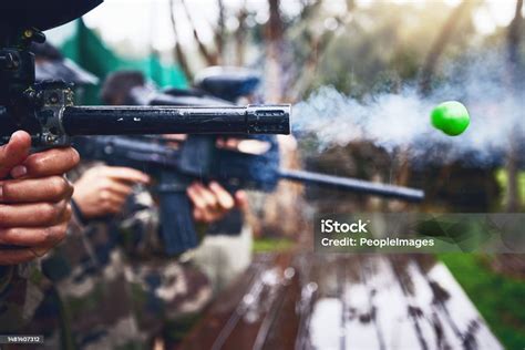 폭발 총격 페인트볼 총 공 재미 익스트림 및 스포츠 피트니스 및 훈련의 근접 촬영을 가진 사람 확대축소 마커 및 타겟 경쟁하는 사람들과 연습 및 게임 20 24세에 대한