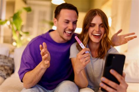 화상 통화에서 긍정적인 임신 테스트 결과를 보여주는 행복한 여성과 남성 20 24세에 대한 스톡 사진 및 기타 이미지 20 24세 25 29세 2명 Istock