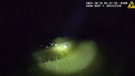 Una Mujer Se Salva De Un Violador Llamando Al 911 Y Fingir Pedir Una